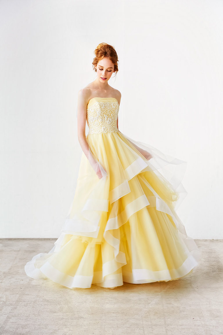 Abito da sposa colorato con scollo dritto fatto in organza e pizzo ...