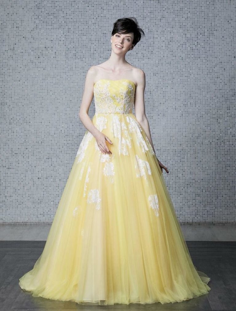 Abito da sposa giallo fatto in tulle il bustino stretto è impreziosito ...