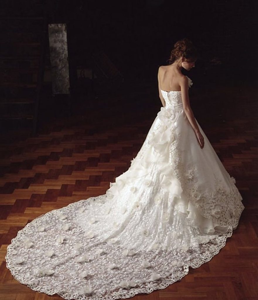 Abito da sposa con strascico lungo per matrimonio in chiesa fatto in ...