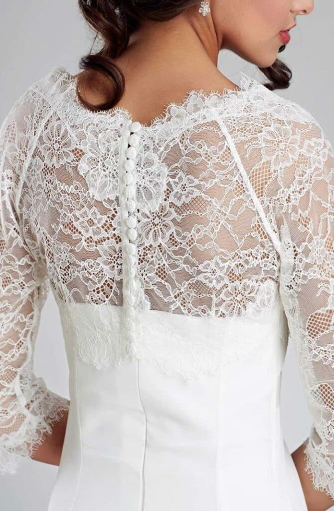 Coprispalle sposa a bustino tipo lengiri fatto in pizzo con scollo rotondo