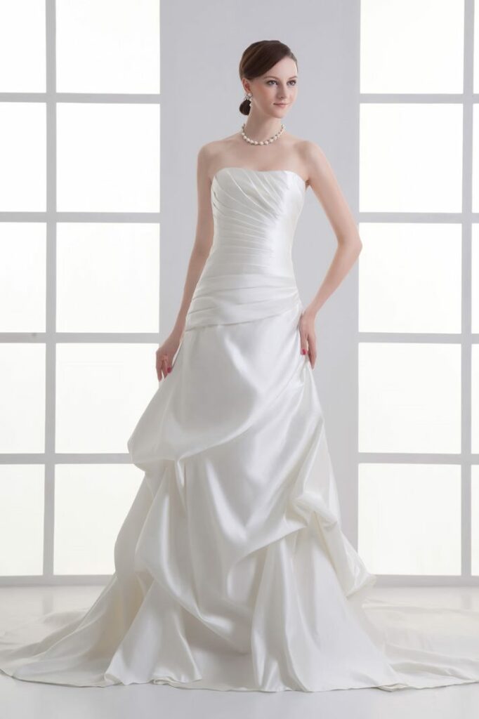 Vestito da sposa semplice ed economico A line fatto in raso